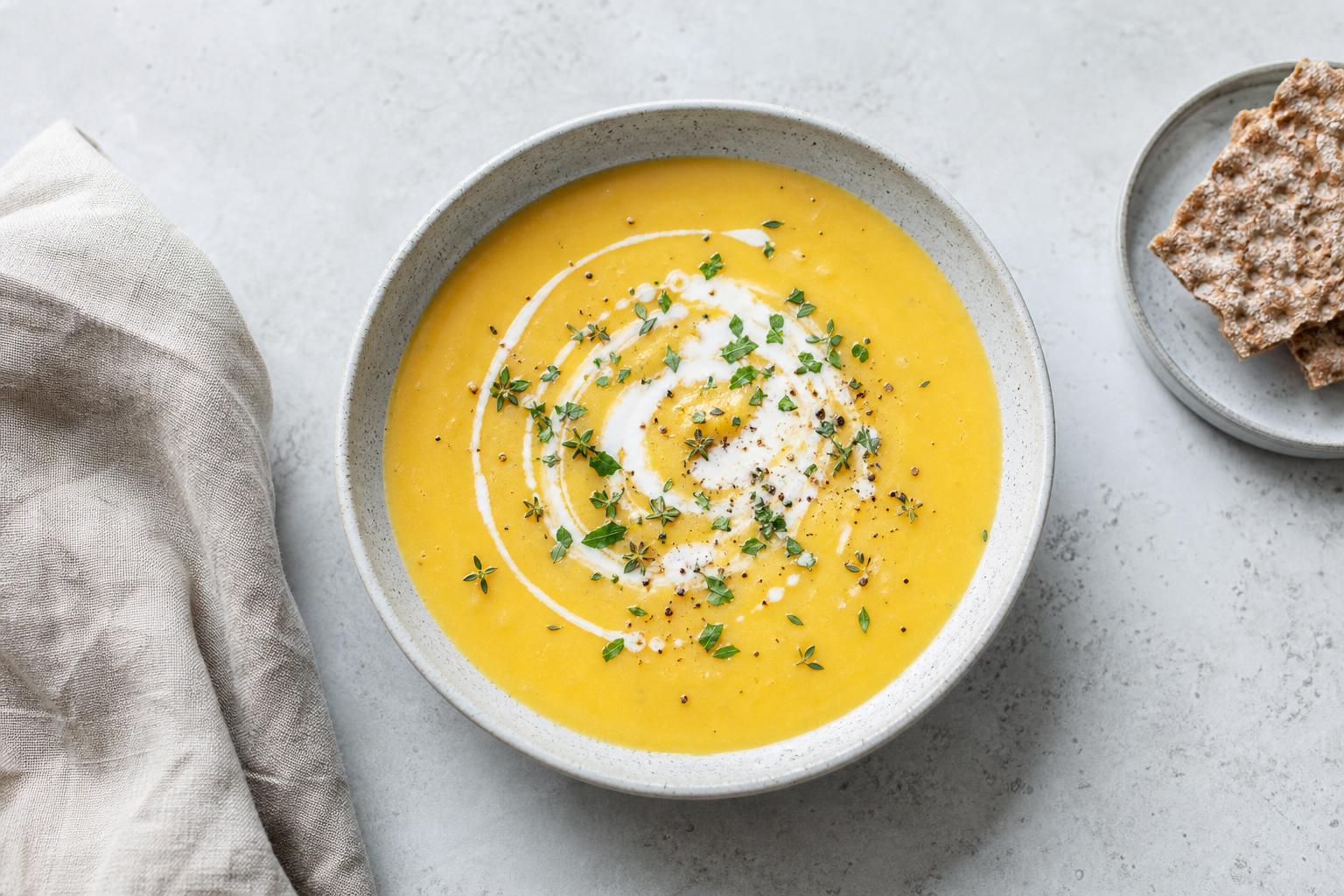 Hedvigsoppa recept – krämig rotfruktssoppa med bacon - Tillmiddag.se